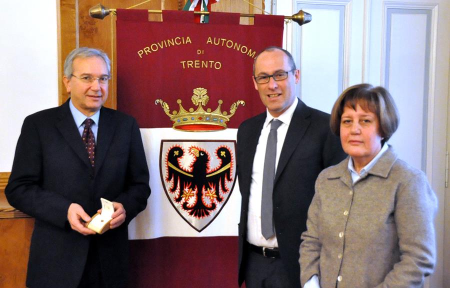 Il grazie della Giunta Pat a Paolo Spagni e a Sandra Visintainer ...